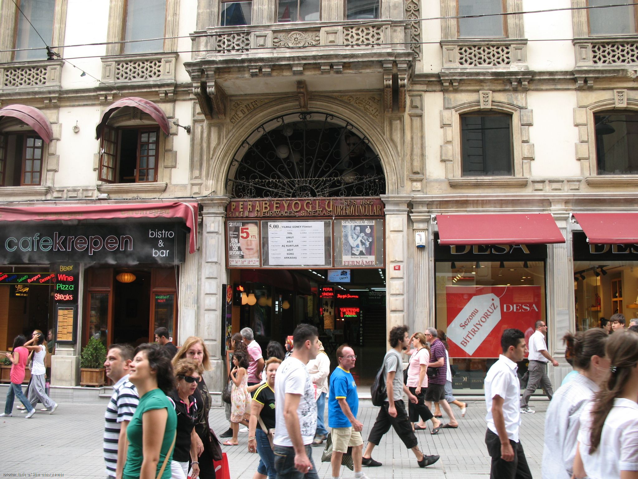 Beyoğlu Pasajları: Tarihin Tozunu Yutmuş Pasajları Keşfedin • theMagger