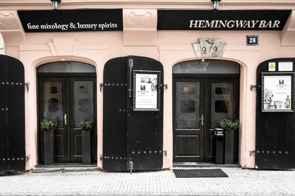 Hemingway Bar: Prag’da Kendine Has Kuralları Olan Bir Bar • theMagger